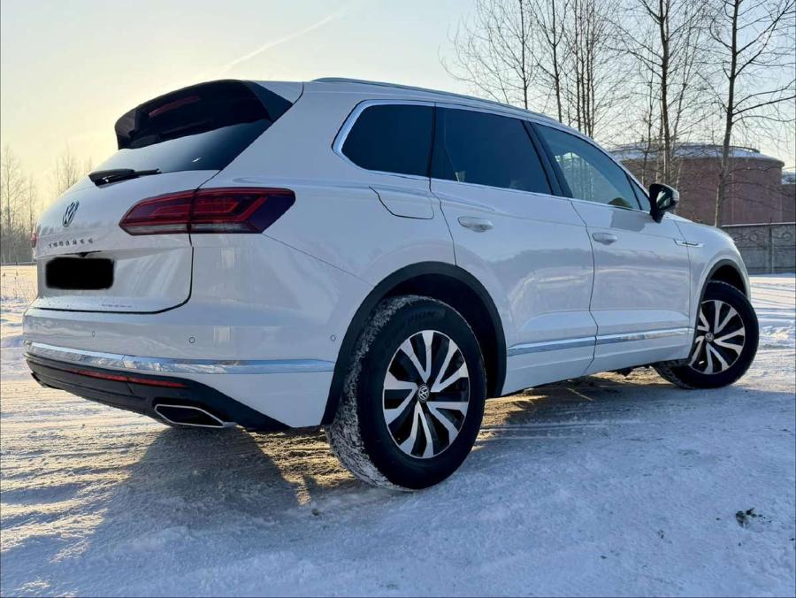 White Volkswagen Touareg 2019 in Kaunas, with an engine capacity of 2.97 L and mileage of 200 thousand km for 29999 €, photo 3 on AUTOMOTO.COM.LV