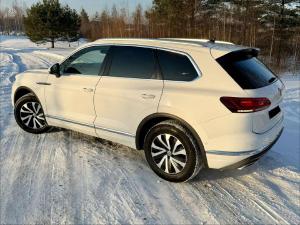White Volkswagen Touareg 2019 in Kaunas, with an engine capacity of 2.97 L and mileage of 200 thousand km for 29999 €, photo 4 on AUTOMOTO.COM.LV