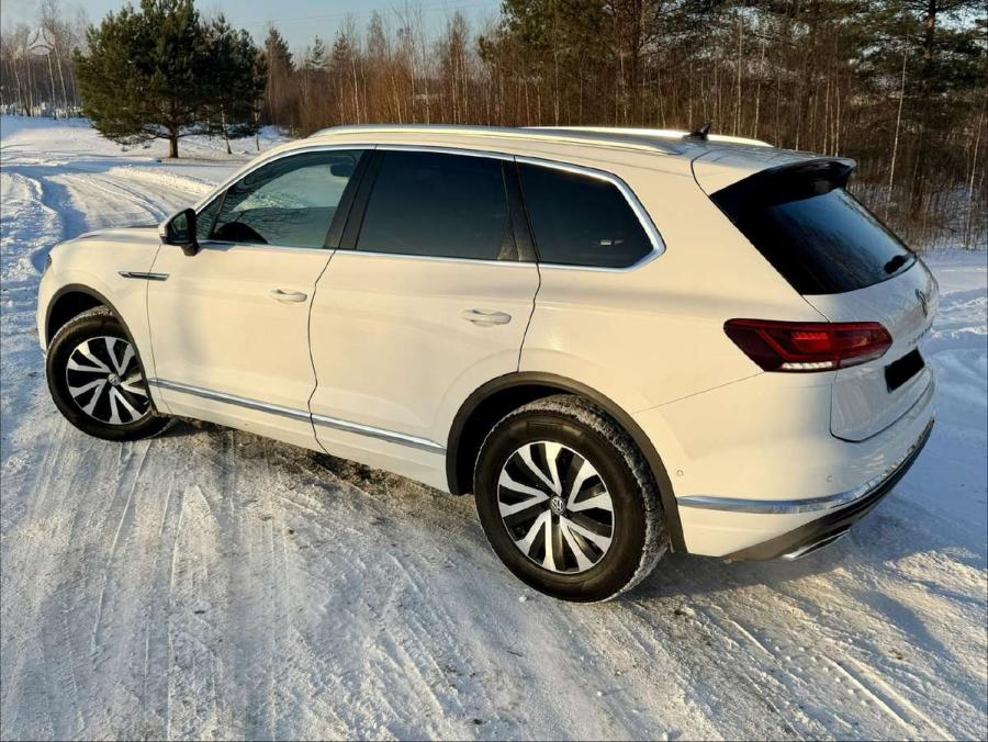 White Volkswagen Touareg 2019 in Kaunas, with an engine capacity of 2.97 L and mileage of 200 thousand km for 29999 €, photo 4 on AUTOMOTO.COM.LV