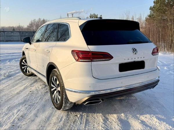 White Volkswagen Touareg 2019 in Kaunas, with an engine capacity of 2.97 L and mileage of 200 thousand km for 29999 €, photo 5 on AUTOMOTO.COM.LV