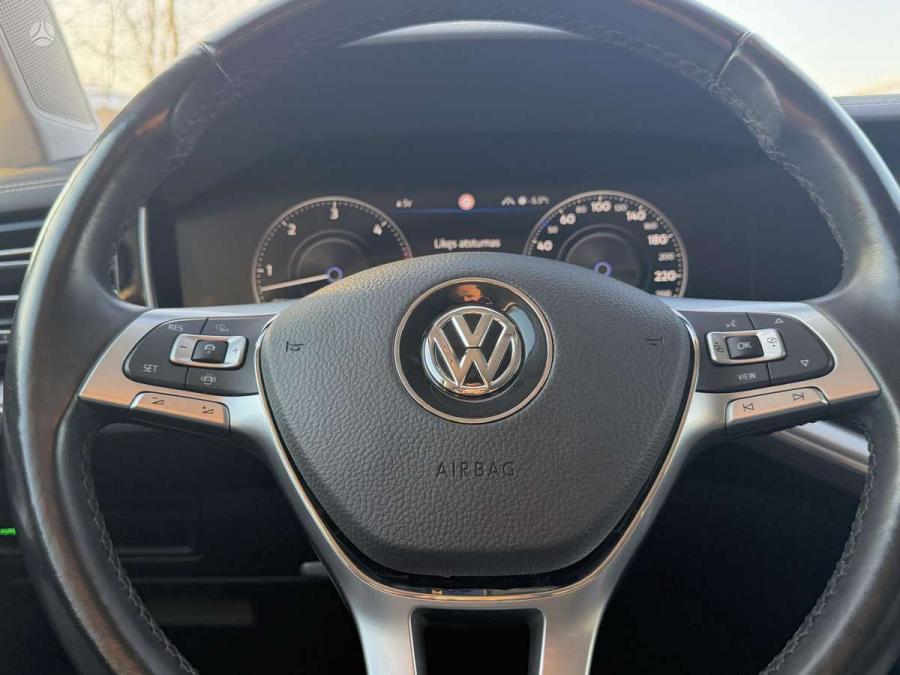 White Volkswagen Touareg 2019 in Kaunas, with an engine capacity of 2.97 L and mileage of 200 thousand km for 29999 €, photo 9 on AUTOMOTO.COM.LV