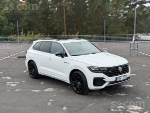 White Volkswagen Touareg 2019 in Riga, with an engine capacity of 3.00 L and mileage of 204 thousand km for 34900 €, photo 3 on AUTOMOTO.COM.LV