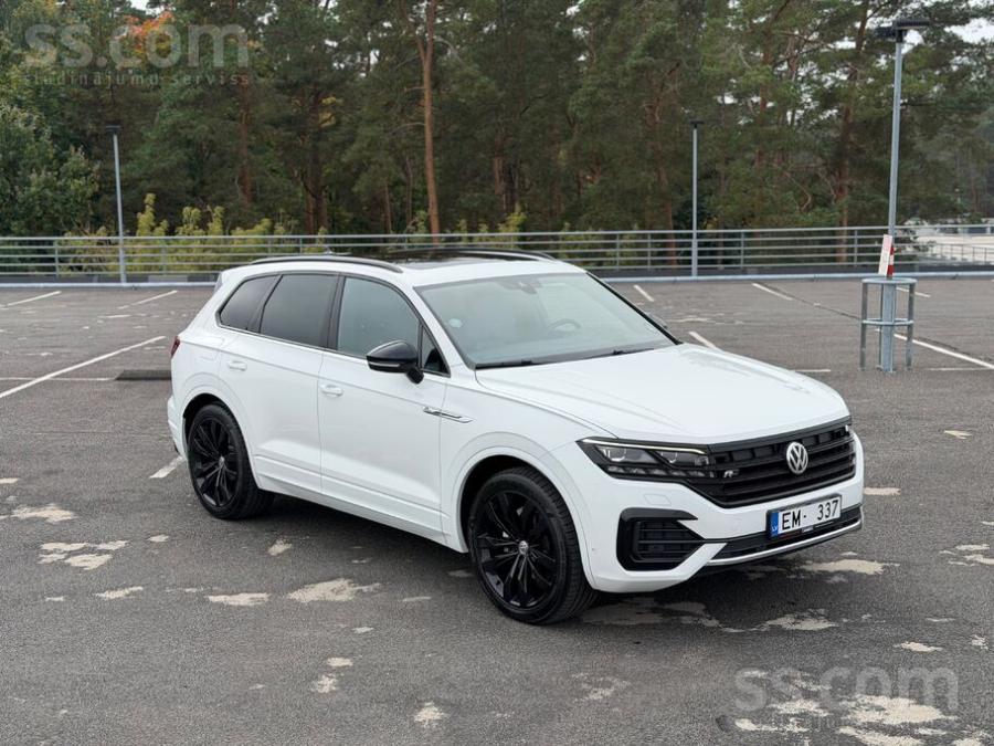 White Volkswagen Touareg 2019 in Riga, with an engine capacity of 3.00 L and mileage of 204 thousand km for 34900 €, photo 3 on AUTOMOTO.COM.LV