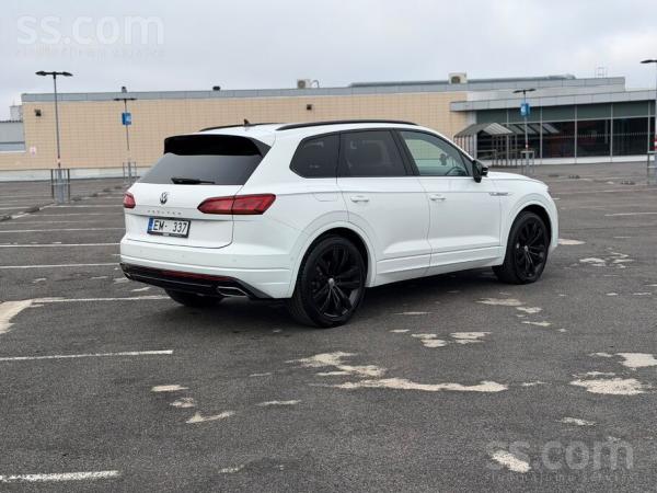 Volkswagen Touareg 2019 Rīga vietnē Balts Volkswagen Touareg 2019 Rīga, ar dzinēja tilpumu 3.00 L un nobraukumu 204 tūkst. km par 34900 €, foto 4 vietnē AUTOMOTO.COM.LV