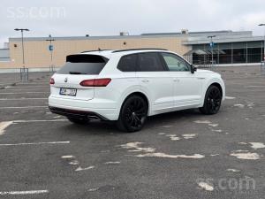 White Volkswagen Touareg 2019 in Riga, with an engine capacity of 3.00 L and mileage of 204 thousand km for 34900 €, photo 4 on AUTOMOTO.COM.LV