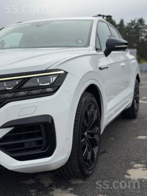 White Volkswagen Touareg 2019 in Riga, with an engine capacity of 3.00 L and mileage of 204 thousand km for 34900 €, photo 5 on AUTOMOTO.COM.LV