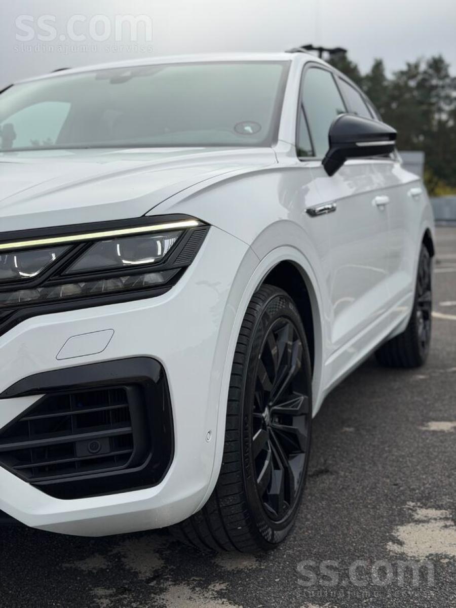 White Volkswagen Touareg 2019 in Riga, with an engine capacity of 3.00 L and mileage of 204 thousand km for 34900 €, photo 5 on AUTOMOTO.COM.LV