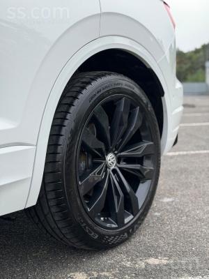 White Volkswagen Touareg 2019 in Riga, with an engine capacity of 3.00 L and mileage of 204 thousand km for 34900 €, photo 6 on AUTOMOTO.COM.LV