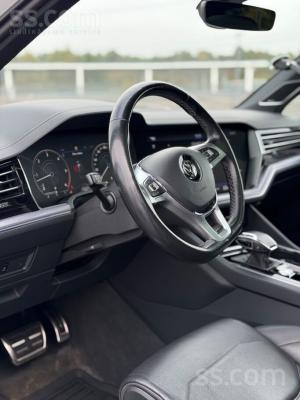 White Volkswagen Touareg 2019 in Riga, with an engine capacity of 3.00 L and mileage of 204 thousand km for 34900 €, photo 7 on AUTOMOTO.COM.LV