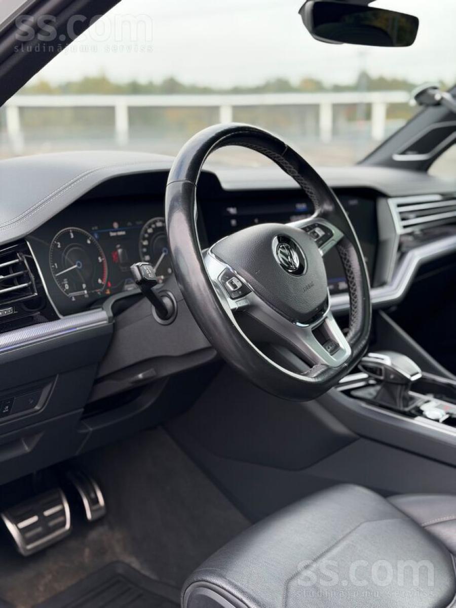 White Volkswagen Touareg 2019 in Riga, with an engine capacity of 3.00 L and mileage of 204 thousand km for 34900 €, photo 7 on AUTOMOTO.COM.LV
