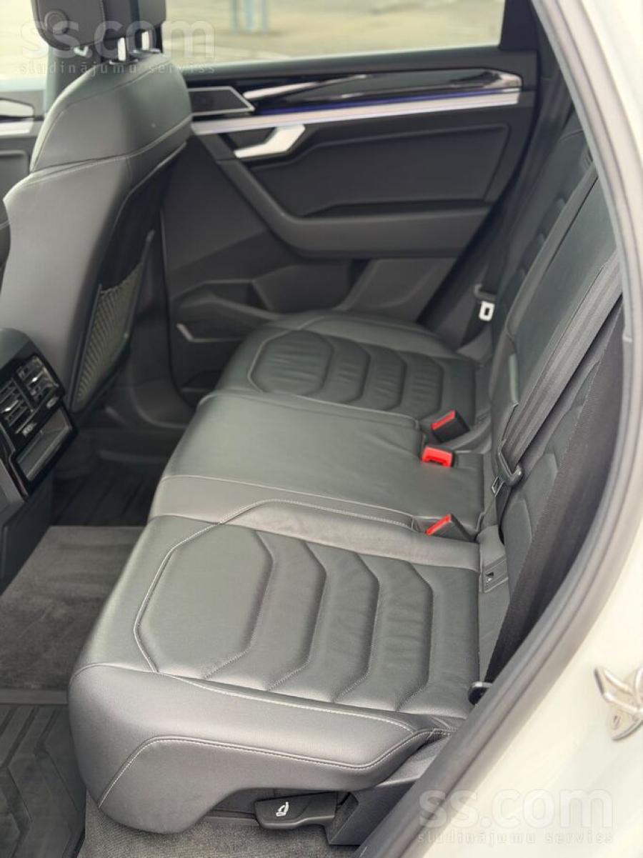 White Volkswagen Touareg 2019 in Riga, with an engine capacity of 3.00 L and mileage of 204 thousand km for 34900 €, photo 8 on AUTOMOTO.COM.LV