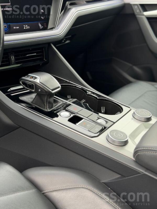 Volkswagen Touareg 2019 Rīga vietnē Balts Volkswagen Touareg 2019 Rīga, ar dzinēja tilpumu 3.00 L un nobraukumu 204 tūkst. km par 34900 €, foto 9 vietnē AUTOMOTO.COM.LV