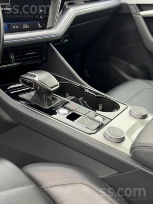White Volkswagen Touareg 2019 in Riga, with an engine capacity of 3.00 L and mileage of 204 thousand km for 34900 €, photo 9 on AUTOMOTO.COM.LV