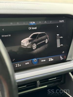 White Volkswagen Touareg 2019 in Riga, with an engine capacity of 3.00 L and mileage of 204 thousand km for 34900 €, photo 13 on AUTOMOTO.COM.LV