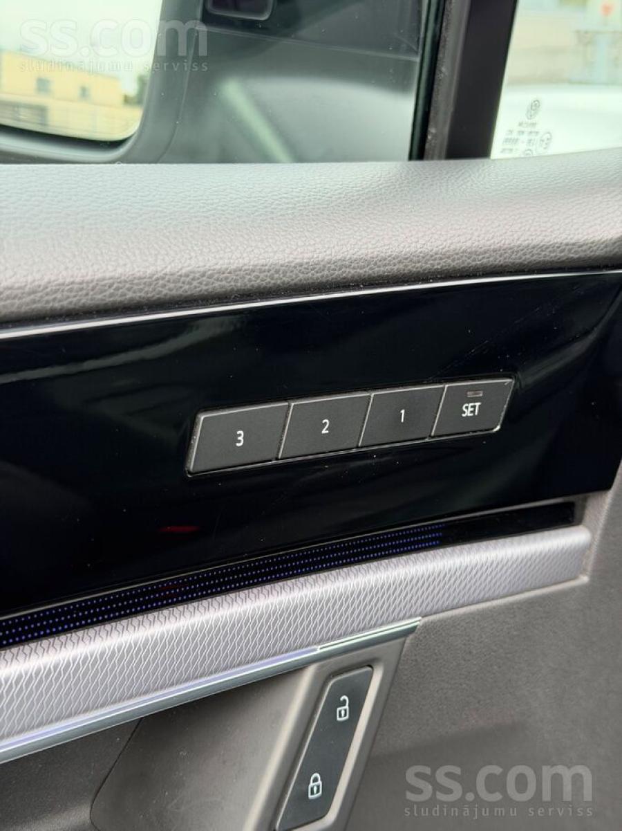 White Volkswagen Touareg 2019 in Riga, with an engine capacity of 3.00 L and mileage of 204 thousand km for 34900 €, photo 14 on AUTOMOTO.COM.LV
