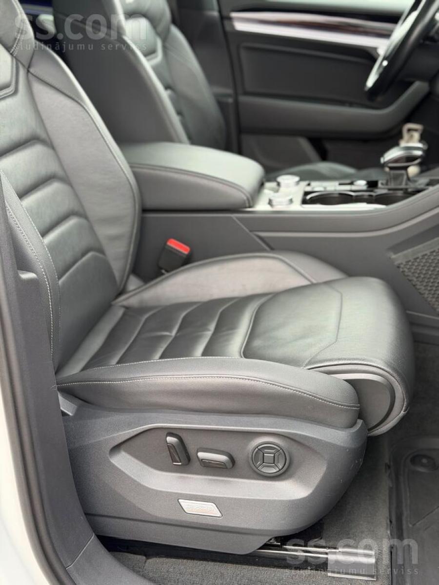 White Volkswagen Touareg 2019 in Riga, with an engine capacity of 3.00 L and mileage of 204 thousand km for 34900 €, photo 16 on AUTOMOTO.COM.LV