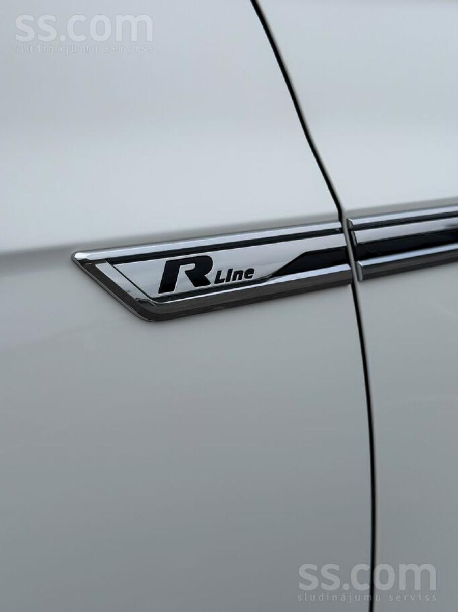 White Volkswagen Touareg 2019 in Riga, with an engine capacity of 3.00 L and mileage of 204 thousand km for 34900 €, photo 21 on AUTOMOTO.COM.LV