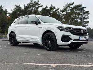 White Volkswagen Touareg 2019 in Riga, with an engine capacity of 3.00 L and mileage of 204 thousand km for 34900 €, photo 22 on AUTOMOTO.COM.LV