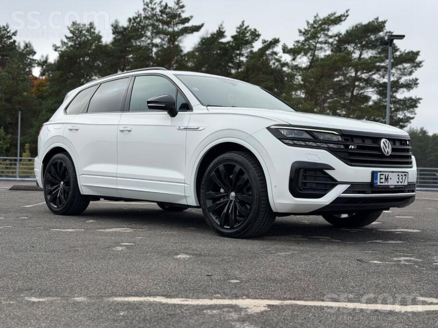 White Volkswagen Touareg 2019 in Riga, with an engine capacity of 3.00 L and mileage of 204 thousand km for 34900 €, photo 22 on AUTOMOTO.COM.LV