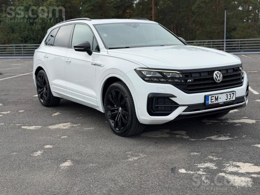 White Volkswagen Touareg 2019 in Riga, with an engine capacity of 3.00 L and mileage of 204 thousand km for 34900 €, photo 23 on AUTOMOTO.COM.LV