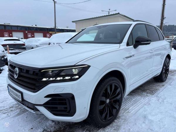 White Volkswagen Touareg 2020 in Vilnius, with an engine capacity of 2.97 L and mileage of 125 thousand km for 44400 €, photo 1 on AUTOMOTO.COM.LV