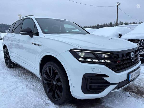 White Volkswagen Touareg 2020 in Vilnius, with an engine capacity of 2.97 L and mileage of 125 thousand km for 44400 €, photo 2 on AUTOMOTO.COM.LV