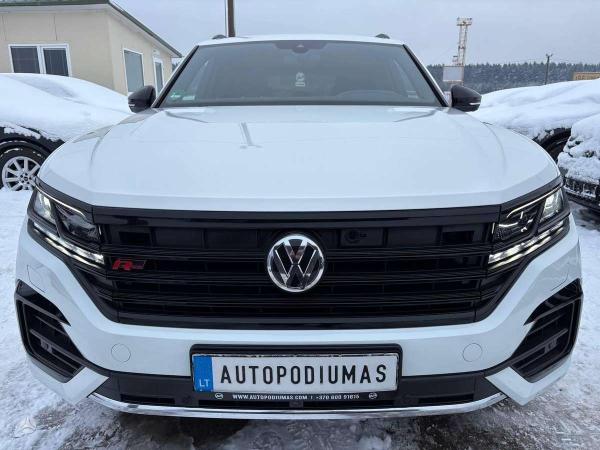 White Volkswagen Touareg 2020 in Vilnius, with an engine capacity of 2.97 L and mileage of 125 thousand km for 44400 €, photo 4 on AUTOMOTO.COM.LV