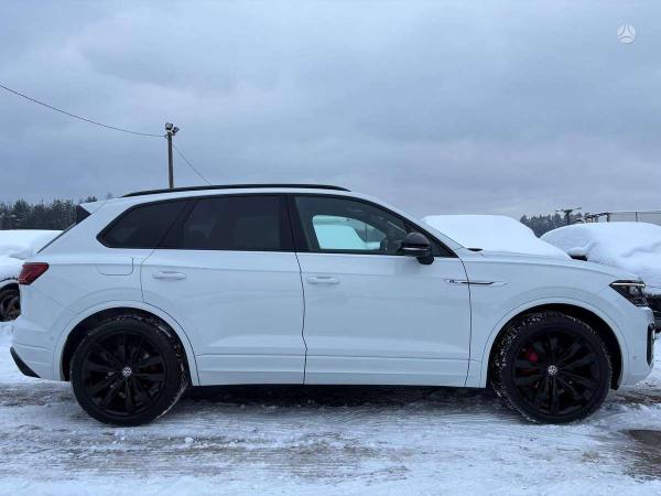 White Volkswagen Touareg 2020 in Vilnius, with an engine capacity of 2.97 L and mileage of 125 thousand km for 44400 €, photo 7 on AUTOMOTO.COM.LV