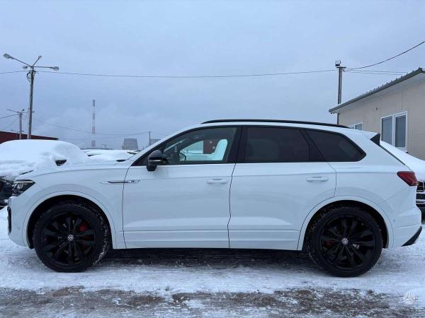 White Volkswagen Touareg 2020 in Vilnius, with an engine capacity of 2.97 L and mileage of 125 thousand km for 44400 €, photo 8 on AUTOMOTO.COM.LV