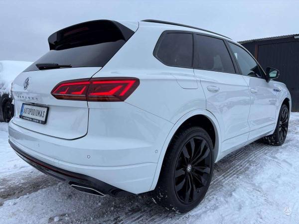 White Volkswagen Touareg 2020 in Vilnius, with an engine capacity of 2.97 L and mileage of 125 thousand km for 44400 €, photo 9 on AUTOMOTO.COM.LV