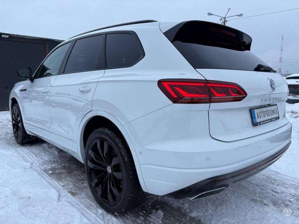 White Volkswagen Touareg 2020 in Vilnius, with an engine capacity of 2.97 L and mileage of 125 thousand km for 44400 €, photo 10 on AUTOMOTO.COM.LV