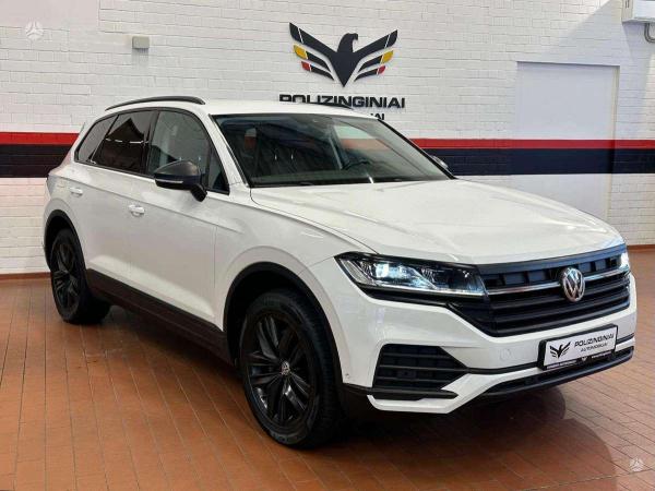 White Volkswagen Touareg 2020 in Vilnius, with an engine capacity of 2.97 L and mileage of 132 thousand km for 32200 €, photo 3 on AUTOMOTO.COM.LV