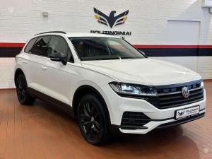 White Volkswagen Touareg 2020 in Vilnius, with an engine capacity of 2.97 L and mileage of 132 thousand km for 32200 €, photo 3 on AUTOMOTO.COM.LV