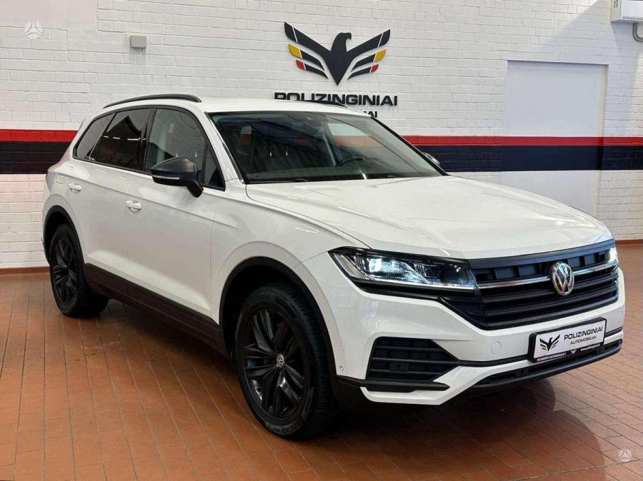 White Volkswagen Touareg 2020 in Vilnius, with an engine capacity of 2.97 L and mileage of 132 thousand km for 32200 €, photo 3 on AUTOMOTO.COM.LV