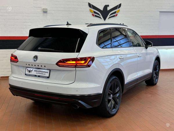 White Volkswagen Touareg 2020 in Vilnius, with an engine capacity of 2.97 L and mileage of 132 thousand km for 32200 €, photo 4 on AUTOMOTO.COM.LV