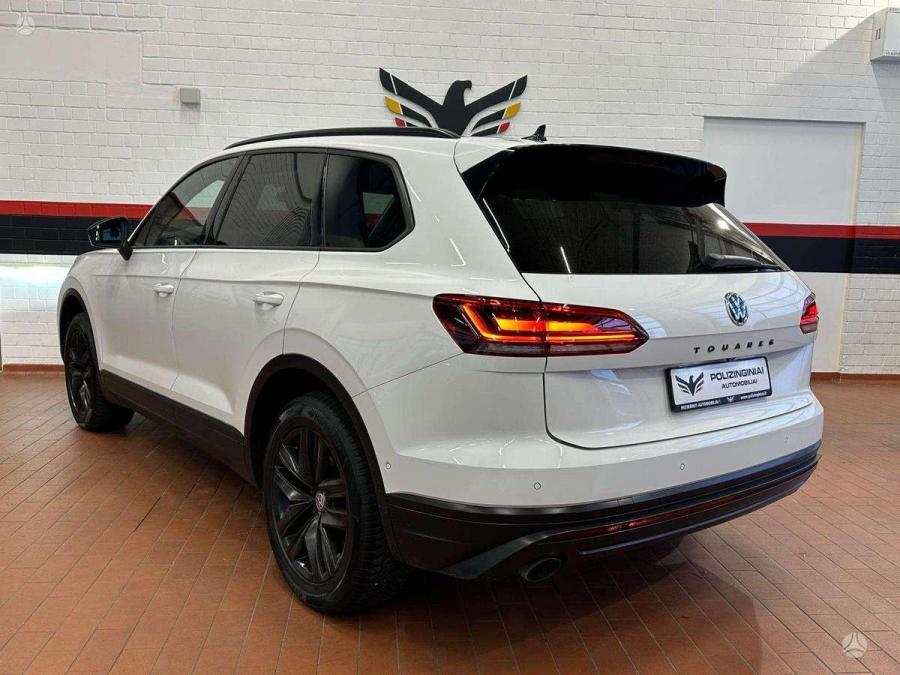 White Volkswagen Touareg 2020 in Vilnius, with an engine capacity of 2.97 L and mileage of 132 thousand km for 32200 €, photo 5 on AUTOMOTO.COM.LV