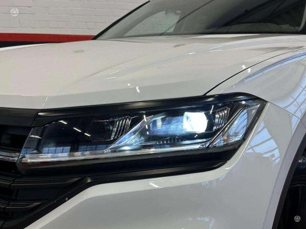 White Volkswagen Touareg 2020 in Vilnius, with an engine capacity of 2.97 L and mileage of 132 thousand km for 32200 €, photo 6 on AUTOMOTO.COM.LV