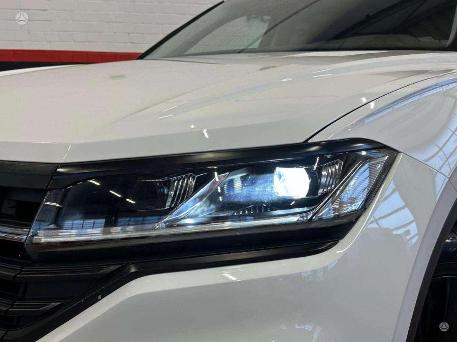 White Volkswagen Touareg 2020 in Vilnius, with an engine capacity of 2.97 L and mileage of 132 thousand km for 32200 €, photo 6 on AUTOMOTO.COM.LV