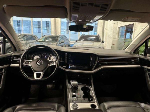 White Volkswagen Touareg 2020 in Vilnius, with an engine capacity of 2.97 L and mileage of 132 thousand km for 32200 €, photo 10 on AUTOMOTO.COM.LV