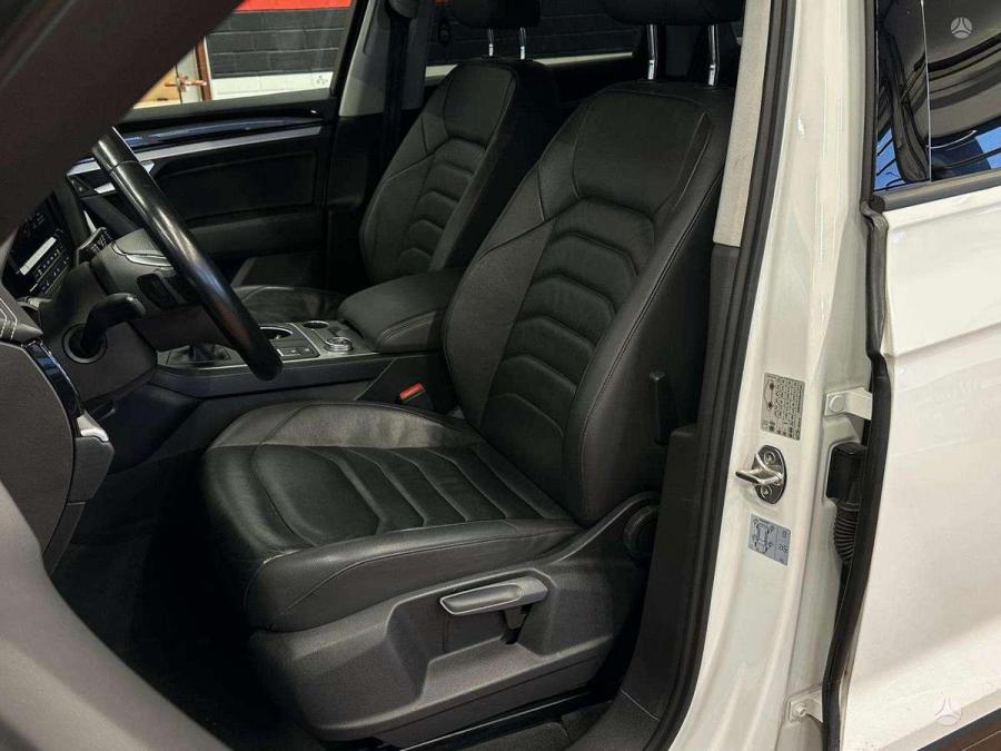 White Volkswagen Touareg 2020 in Vilnius, with an engine capacity of 2.97 L and mileage of 132 thousand km for 32200 €, photo 26 on AUTOMOTO.COM.LV