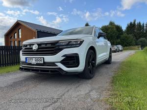 Balts Volkswagen Touareg 2020 Tallina, ar dzinēja tilpumu 3.00 L un nobraukumu 12 tūkst. km par 45000 €, foto  vietnē AUTOMOTO.COM.LV