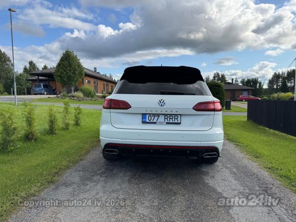 White Volkswagen Touareg 2020 in Tallinn, with an engine capacity of 3.00 L and mileage of 12 thousand km for 45000 €, photo 7 on AUTOMOTO.COM.LV