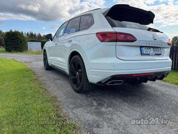 White Volkswagen Touareg 2020 in Tallinn, with an engine capacity of 3.00 L and mileage of 12 thousand km for 45000 €, photo 10 on AUTOMOTO.COM.LV