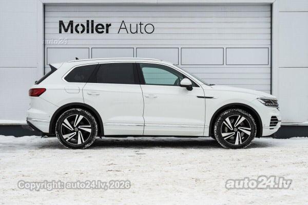 White Volkswagen Touareg 2021 in Riga, with an engine capacity of 3.00 L and mileage of 96 thousand km for 44578 €, photo 5 on AUTOMOTO.COM.LV