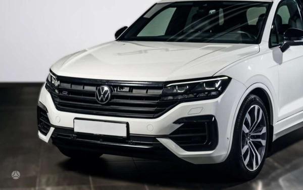 White Volkswagen Touareg 2021 in Vilnius, with an engine capacity of 3.00 L and mileage of 134 thousand km for 49900 €, photo 1 on AUTOMOTO.COM.LV