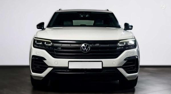 Balts Volkswagen Touareg 2021 Viļņa, ar dzinēja tilpumu 3.00 L un nobraukumu 134 tūkst. km par 49900 €, foto 2 vietnē AUTOMOTO.COM.LV
