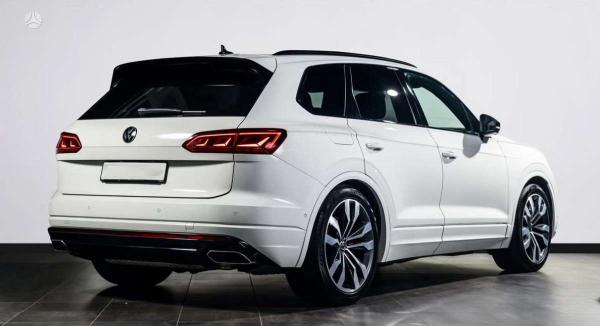 Balts Volkswagen Touareg 2021 Viļņa, ar dzinēja tilpumu 3.00 L un nobraukumu 134 tūkst. km par 49900 €, foto 7 vietnē AUTOMOTO.COM.LV