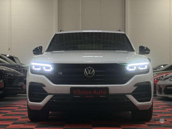 White Volkswagen Touareg 2021 in Vilnius, with an engine capacity of 3.00 L and mileage of 108 thousand km for 49990 €, photo 2 on AUTOMOTO.COM.LV