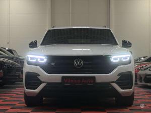 White Volkswagen Touareg 2021 in Vilnius, with an engine capacity of 3.00 L and mileage of 108 thousand km for 49990 €, photo 2 on AUTOMOTO.COM.LV