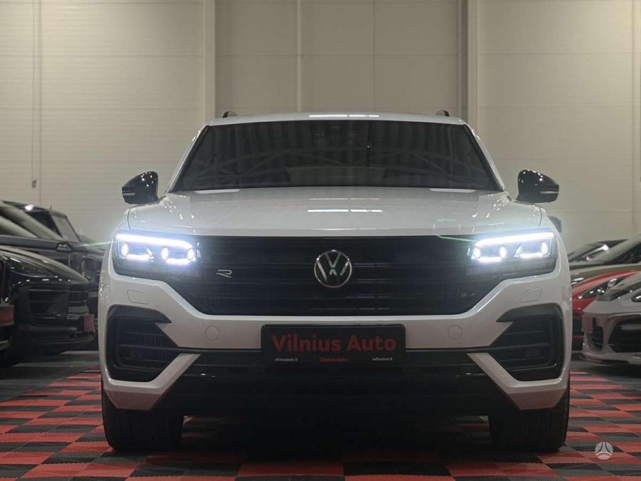 White Volkswagen Touareg 2021 in Vilnius, with an engine capacity of 3.00 L and mileage of 108 thousand km for 49990 €, photo 2 on AUTOMOTO.COM.LV